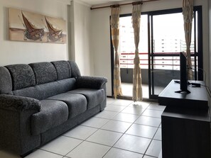Apartamento Standard, 2 quartos | Sala | TV de ecrã plano 