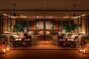 4 restaurantes: servem pequenos-almoços, almoços e jantares