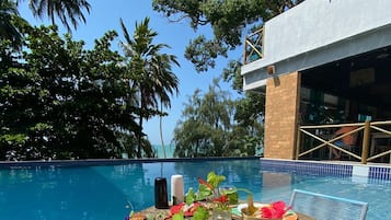 Piscina exterior, espreguiçadeiras