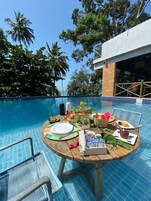 Piscina exterior, espreguiçadeiras 