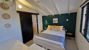 Bungalow, 2 quartos, kitchenette, vista para a piscina | 1 quarto, cofre no quarto, secretária, Wi-fi grátis