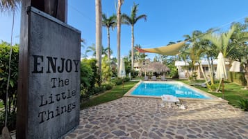 Piscina exterior, espreguiçadeiras