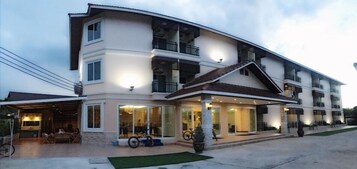Fachada da propriedade à noite