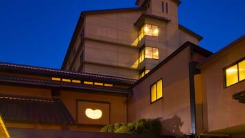 Fachada do alojamento (tarde/noite)