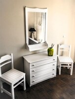 Quarto triplo, vista para o jardim | Área de estar | TV de plasma