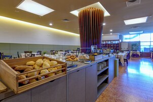 Pequeno-almoço tipo buffet diário (7 EUR por pessoa) 