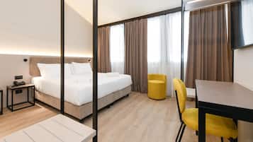 Quarto executivo, várias camas, para não fumantes | Roupas de cama antialérgicas, cofres nos quartos, escrivaninha