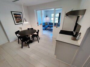 Apartamento luxo, 1 quarto, vista para o jardim | Cozinha privada | Cafeteira/chaleira, chaleira elétrica, torradeira, cadeirão de bebê