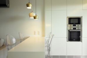 Apartamento, 1 quarto | Cozinha privada | Um frigorífico, um micro-ondas, um forno, uma placa de cozinha 