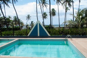 2 piscinas exteriores, guarda-sóis, espreguiçadeiras 