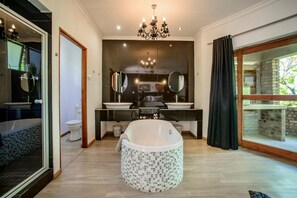 Artigos de higiene pessoal grátis, um secador de cabelo 