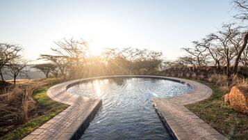 Piscina exterior, espreguiçadeiras