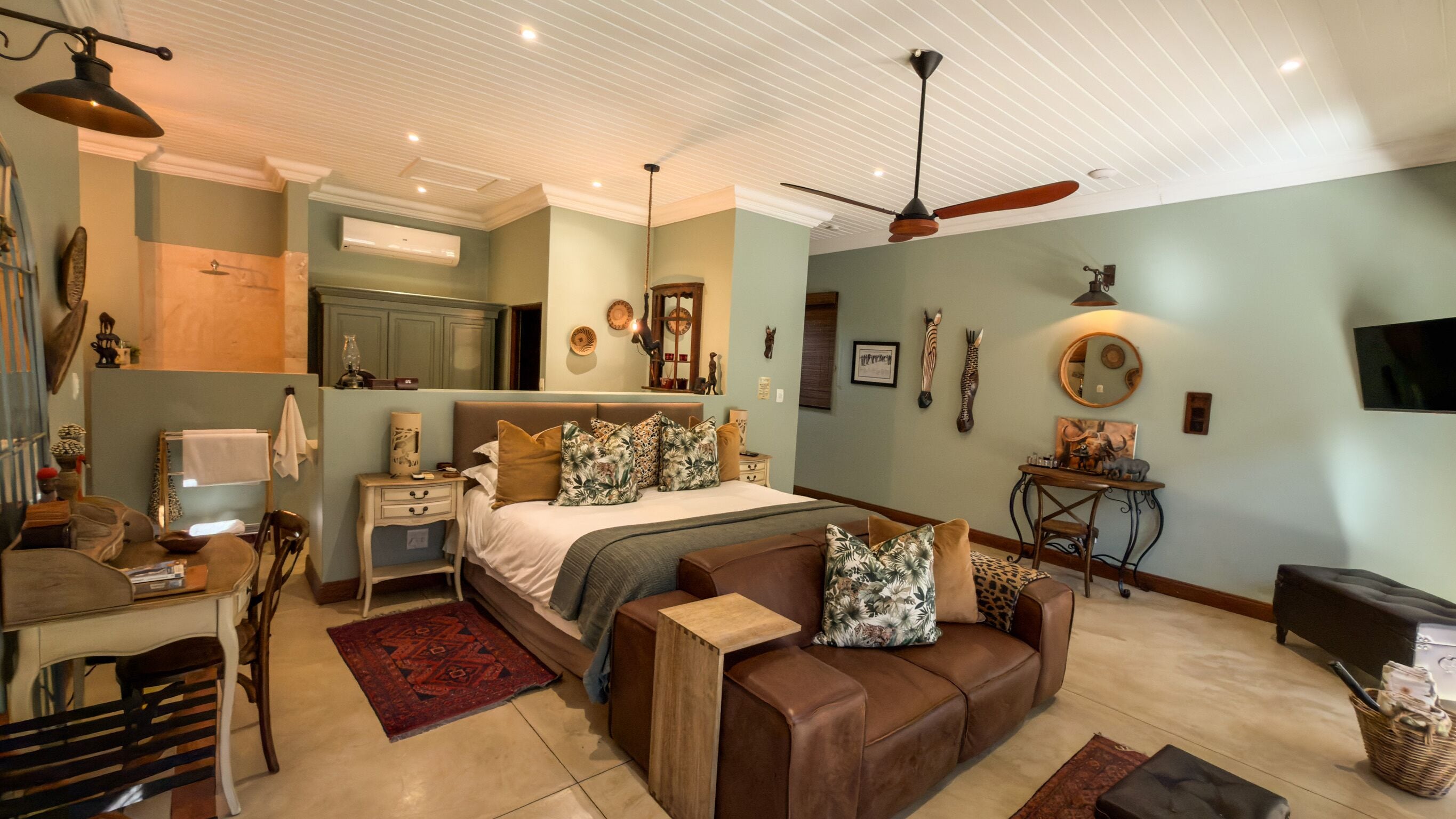 Mafunyane Luxury Honeymoon Suite | Roupas de cama premium, edredons de pluma, camas Select Comfort