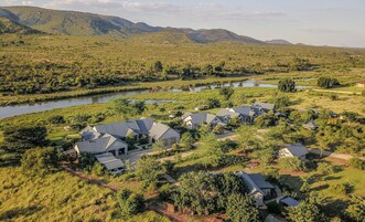 Área residencial com casas cercadas por vegetação e um rio.