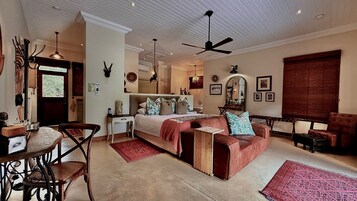Joao Luxury River Suite, River View | Roupas de cama premium, edredons de pluma, camas Select Comfort