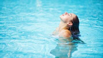 Piscina interior, piscina exterior, espreguiçadeiras