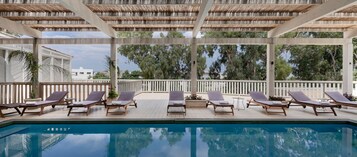 Piscina interior, piscina exterior, espreguiçadeiras 