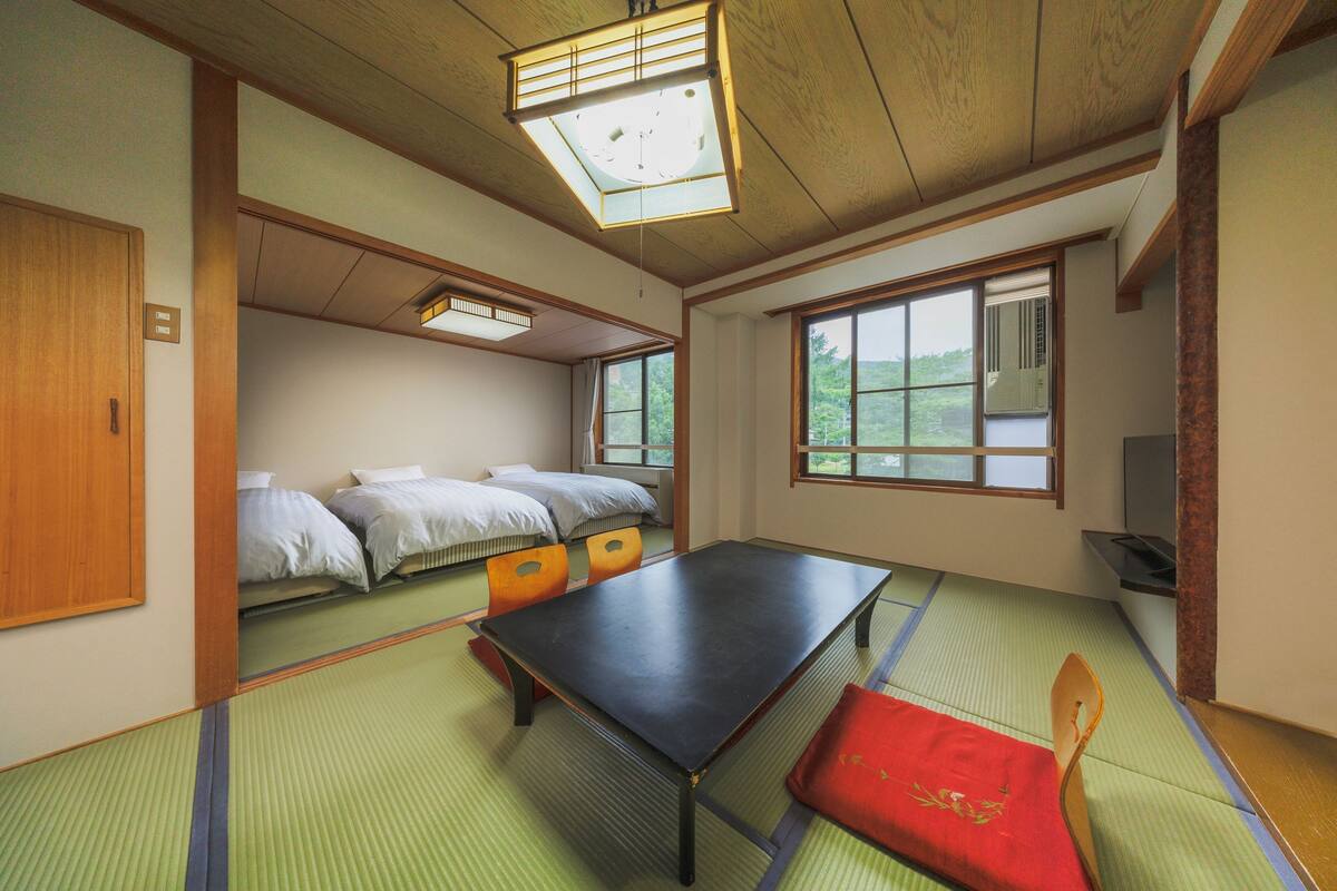 Quarto Triplo Superior, não fumadores, vista para a montanha | Cofre no quarto, roupa de cama fornecida 