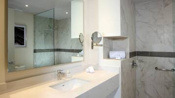 Um polibã, artigos de higiene pessoal grátis, um secador de cabelo