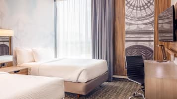 Quarto, 2 camas de casal, não fumadores | Cofre no quarto, secretária, cortinas/cortinados opacos