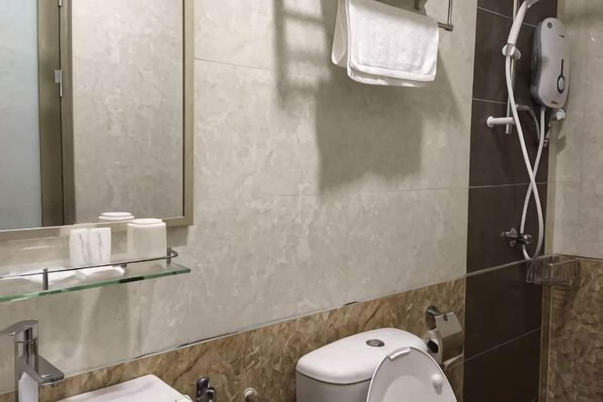 Casa de banho | Um polibã, artigos de higiene pessoal grátis, chinelos