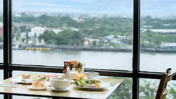 Serviço de café da manhã, almoço, jantar; vistas para a piscina