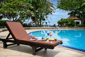 Piscina exterior, guarda-sóis, espreguiçadeiras 