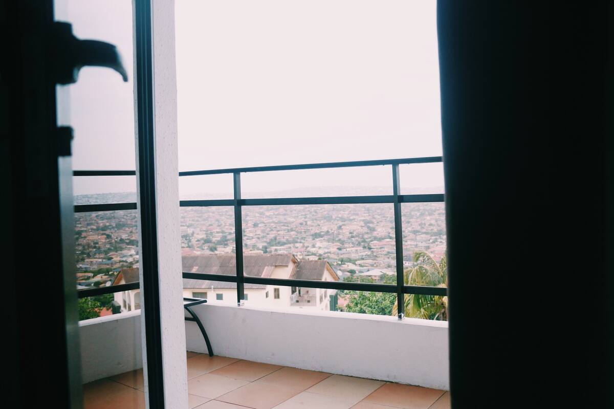 Uma varanda com vista para uma área residencial.