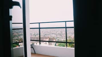 Suite Deluxe, 1 cama king-size, Vista para a cidade | Roupa de alta qualidade, cofre no quarto, secretária