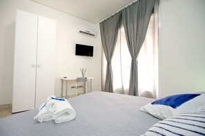 Quarto casal, sacada, vista para o mar | Roupas de cama premium, edredons de pluma, escrivaninha