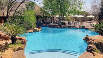 2 piscinas externas, guarda-sóis, espreguiçadeiras