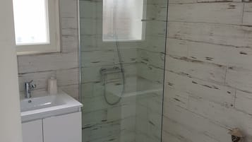 Quarto Clássico com Cama de Casal (Golf and Pool View - BAHAMAS) | Casa de banho | Um polibã, um secador de cabelo, toalhas fornecidas, champô