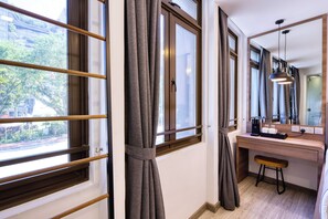 Quarto Duplo Premier (City View) | Minibar, cofre com capacidade para portátil 