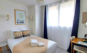 Roupa de alta qualidade, cofre no quarto, secretária 