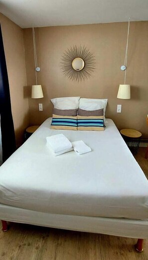 Roupas de cama premium, cofres nos quartos, escrivaninha