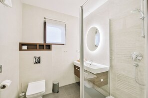 Quarto Duplo Deluxe, varanda | Casa de banho | Artigos de higiene pessoal grátis, toalhas fornecidas 