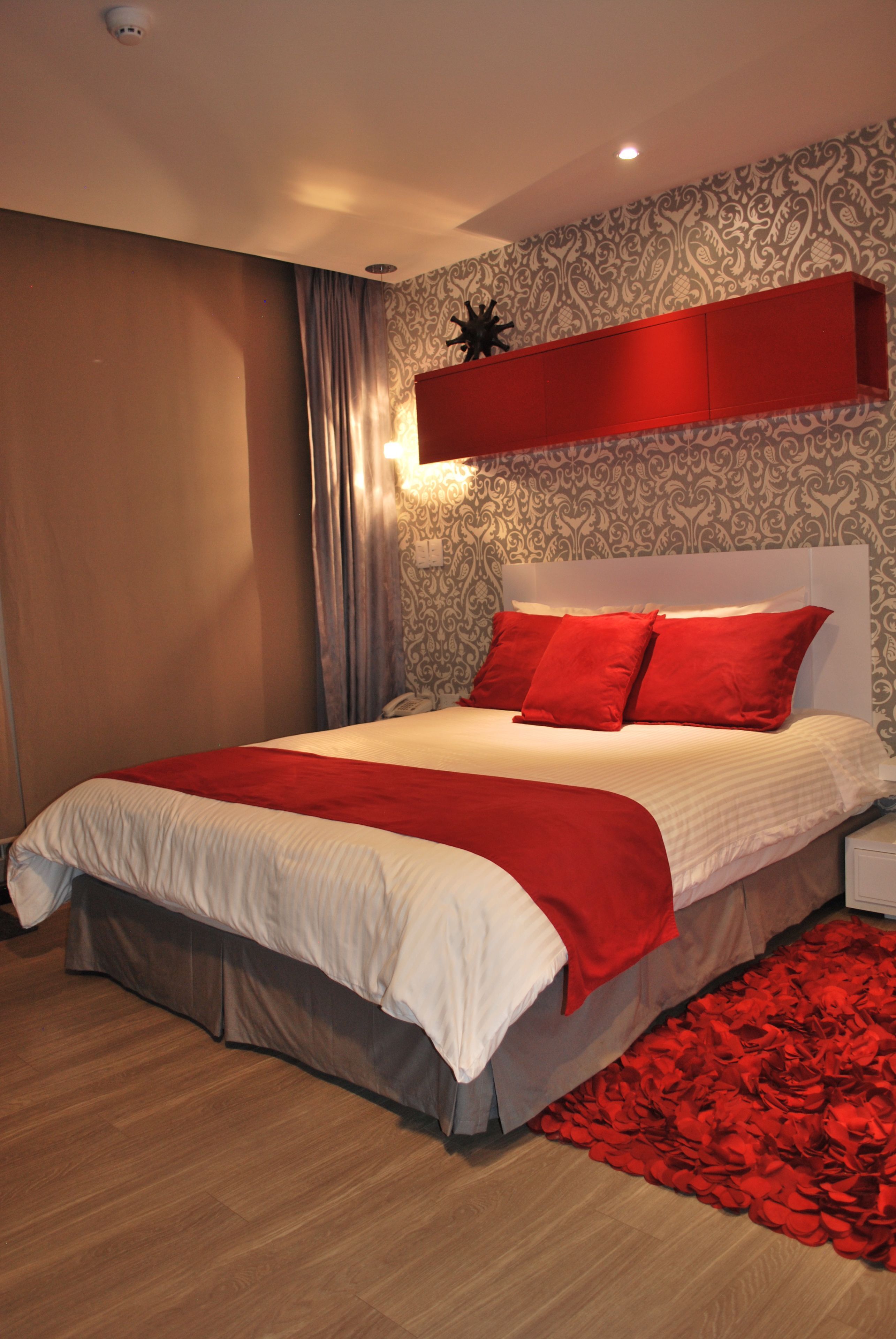 Roupa de alta qualidade, minibar, cofre no quarto 