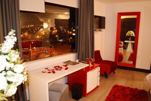 Suite, 1 cama king-size, banheira de hidromassagem grande, Vista para a cidade | Roupa de alta qualidade, minibar, cofre no quarto 