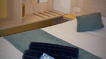 Cofre no quarto, com decoração personalizada