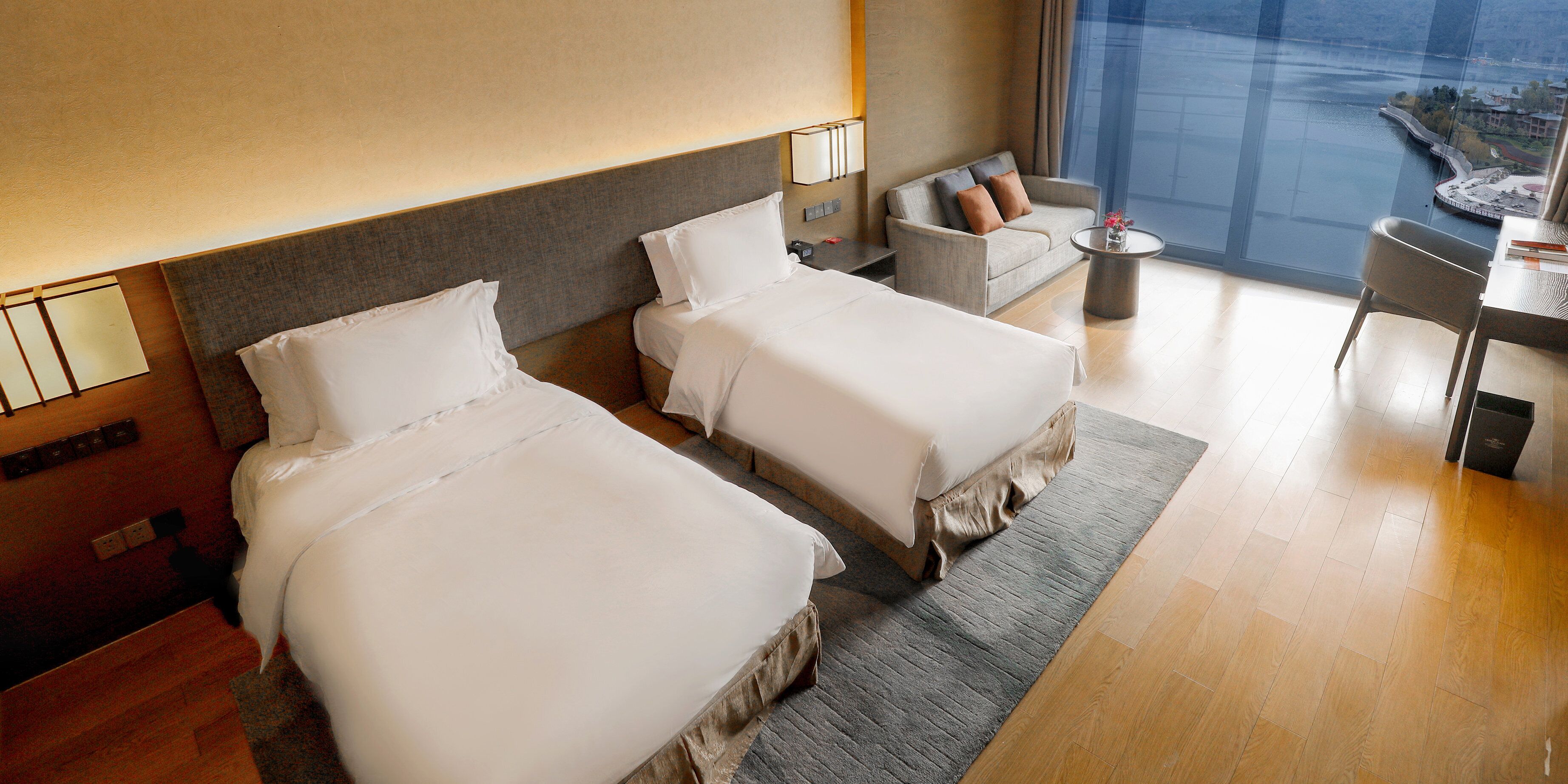 Quarto Premium, 2 camas de casal, varanda, vista para o lago | Roupa de alta qualidade, Wi-fi grátis, roupa de cama fornecida 