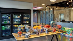 Uma mesa de buffet com diversos alimentos e bebidas.