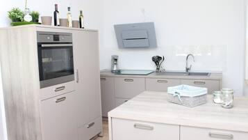 Apartamento Premium, 2 quartos, varanda (Apartment Loeffelstiel) | Cozinha privada | Um frigorífico, um micro-ondas, um forno, uma placa de cozinha
