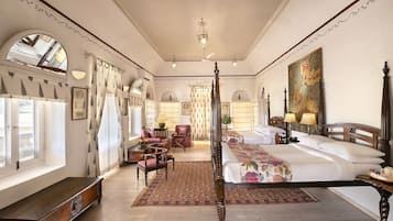 Quarto superluxo | Frigobar, escrivaninha, Wi-Fi de cortesia, roupa de cama