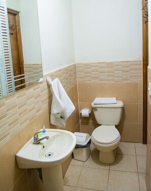 Quarto solteiro | Banheiro | Chuveiro, toalhas de banho