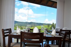 Café da manhã, almoço e jantar; culinária internacional 