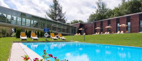 Piscina interna, piscina externa sazonal, guarda-sóis, espreguiçadeiras