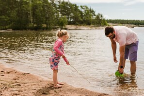 Perto da praia, prática de vôlei de praia 