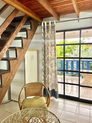 Loft com design assinado, cozinha americana, vista para o jardim (Apartment, First Floor) | Cozinha privada | Freezer