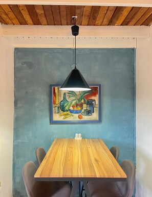 Loft standard, várias camas, cozinha americana, vista para o jardim | Opções para refeição no quarto