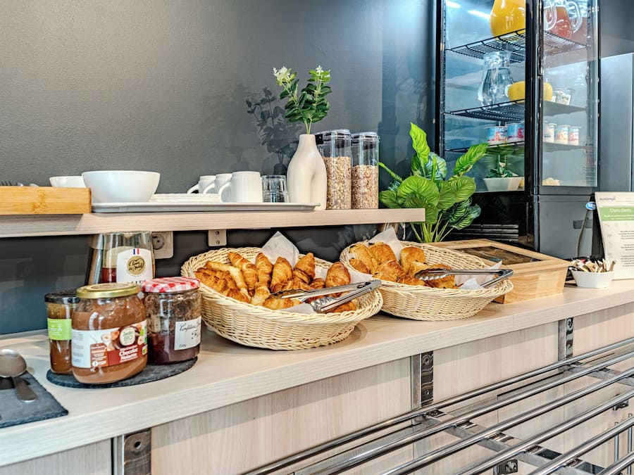 Pequeno-almoço continental diário (9 EUR por pessoa)